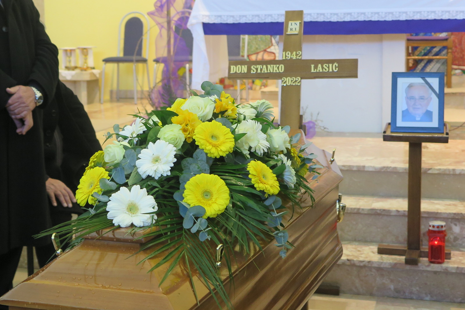 Sprovod i oproštaj od našeg dugogodišnjeg župnika don Stanka Lasića ...